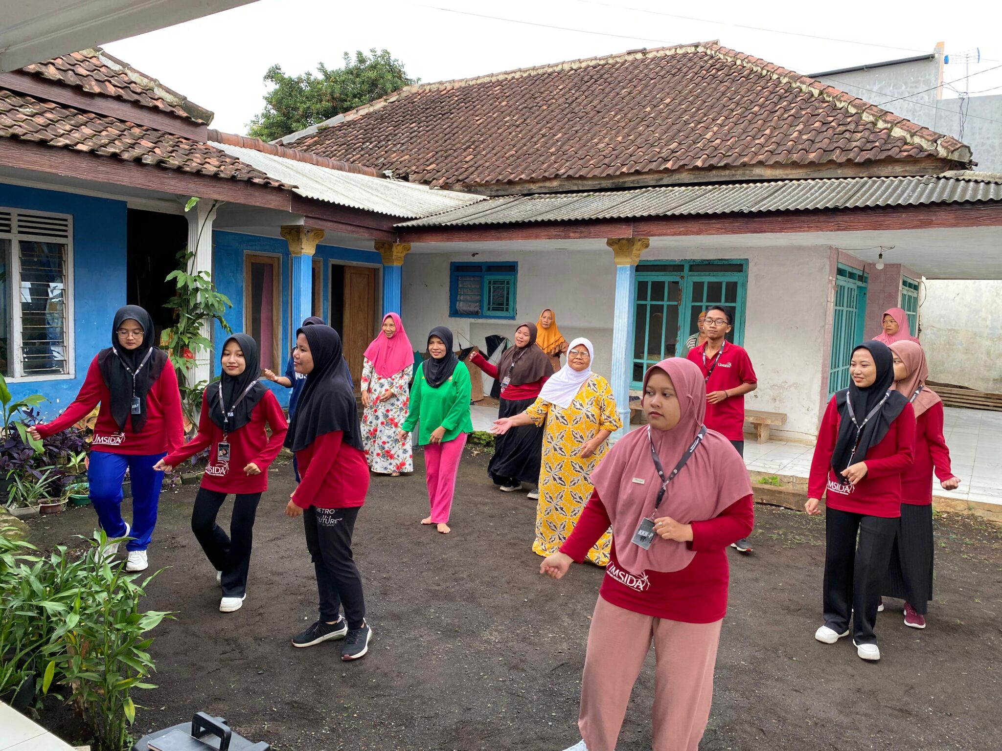 Senam Lansia di Desa Sekarmojo Bersama Mahasiswa KKN Umsida: Kolaborasi untuk Kesehatan dan ...