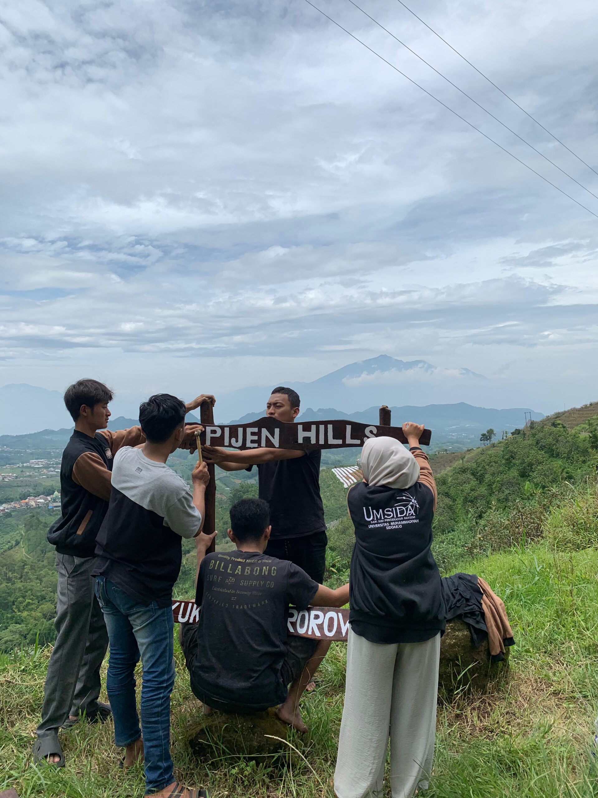 Mahasiswa KKN-P Umsida Kelompok 25 Pasang Plakat Spot Foto “Pijen Hills ...
